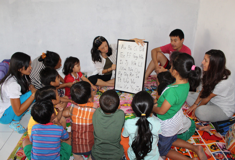 Freiwilligenarbeit - Sozialarbeit mit Kindern und Unterrichten auf ...